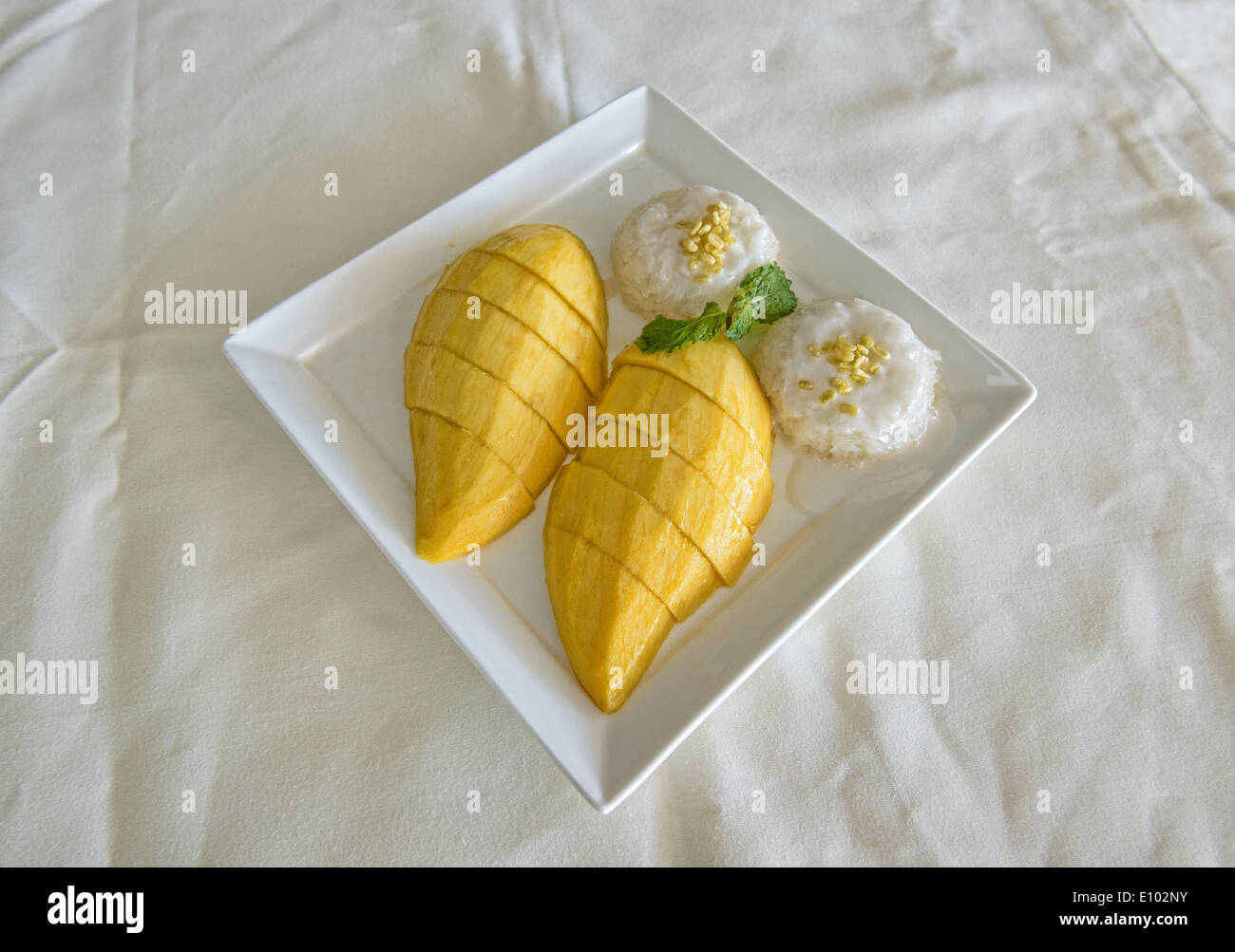 mango and sticky rice, a popular favorite in Bangkok, Thailand Stock ...