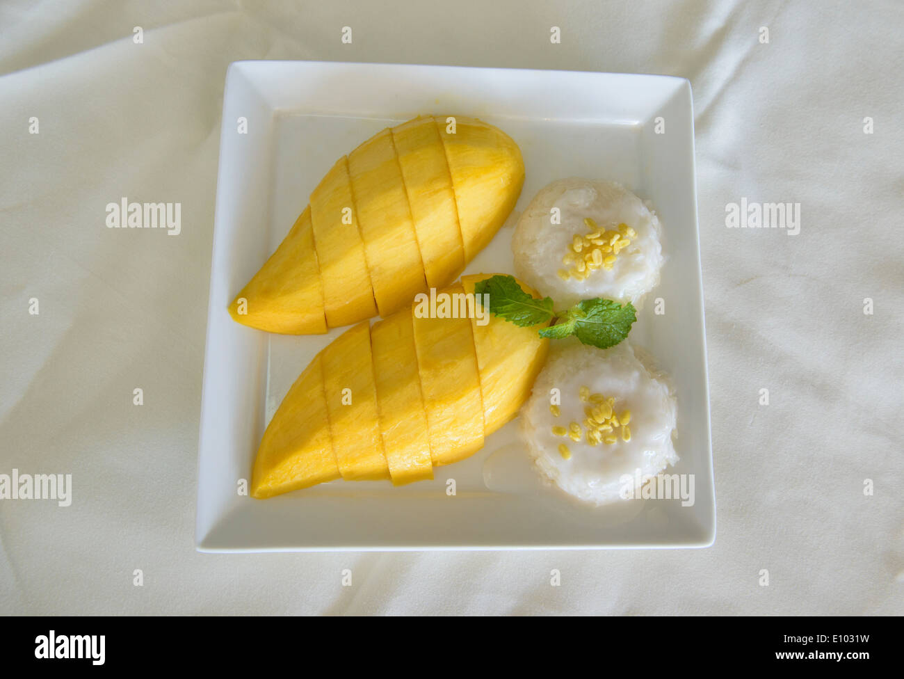 Mangoes and sticky rice in bangkok hi-res stock photography and images ...