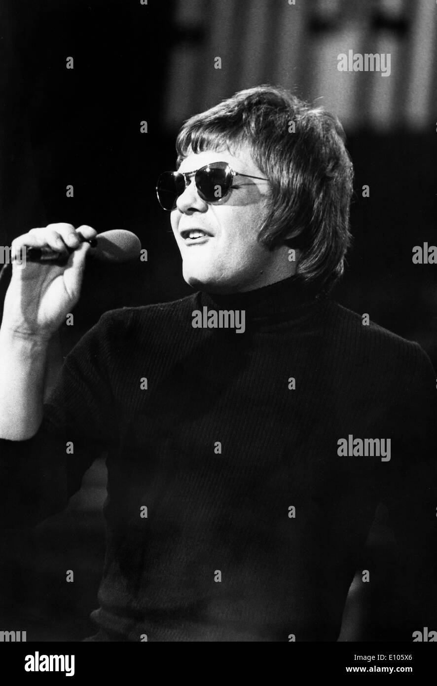 Singer Graham Bonney performs in concert Stock Photo - Alamy