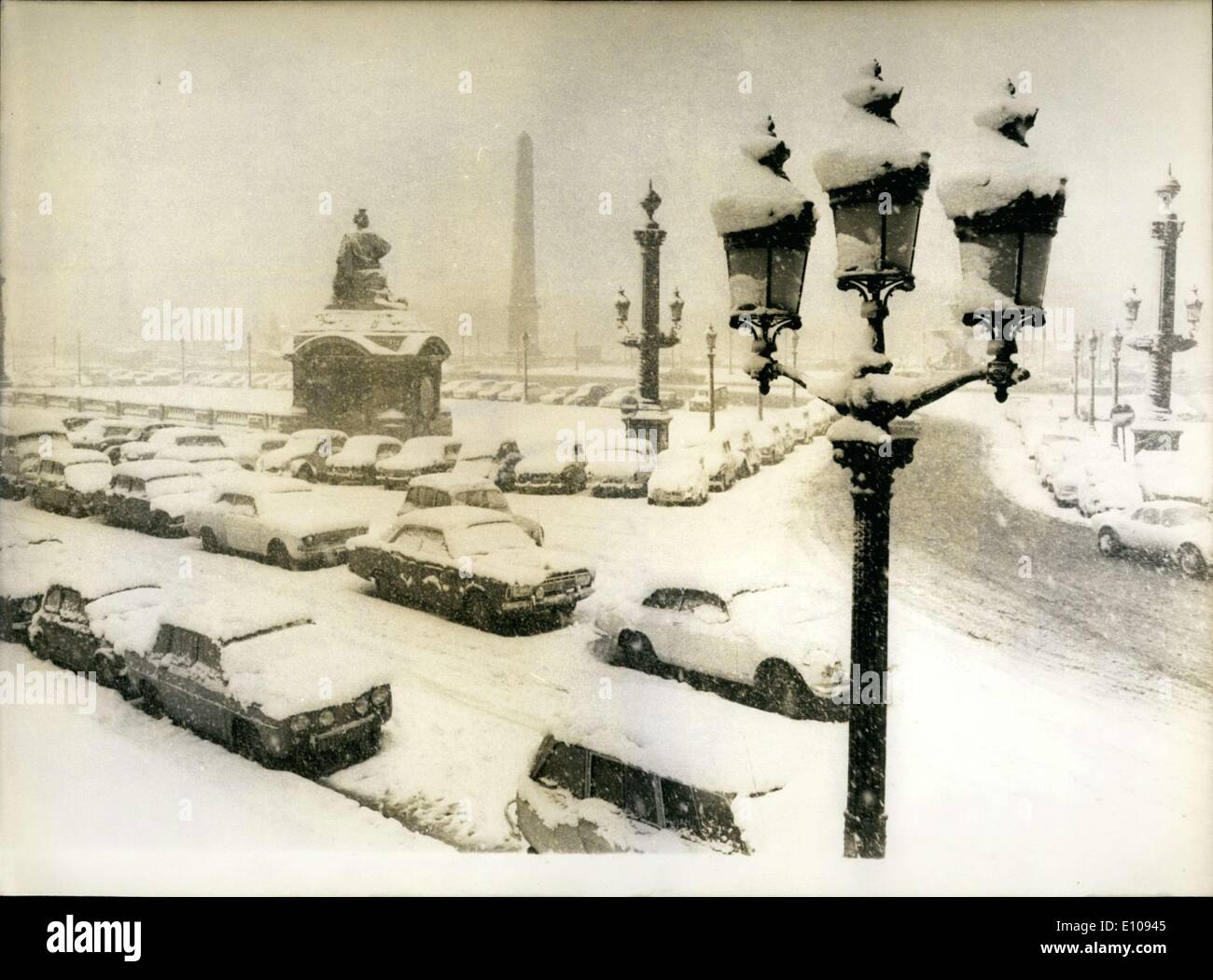 1970 snow covered paris hi-res stock photography and images - Alamy