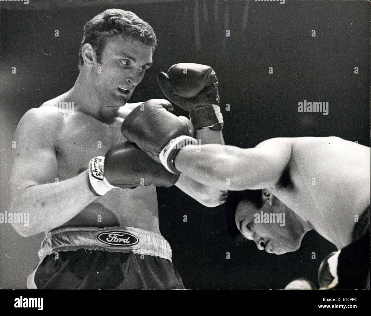 Mar. 25, 1970 - Boxing at Wembley. Joe Bugner beats Manuel Ramos.: Joe ...