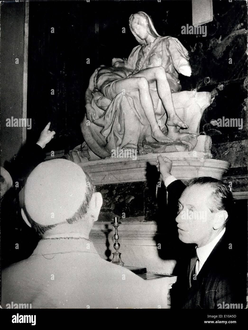 Michelangelo Pieta Attacked Images Of Pieta By Michelangelo In The