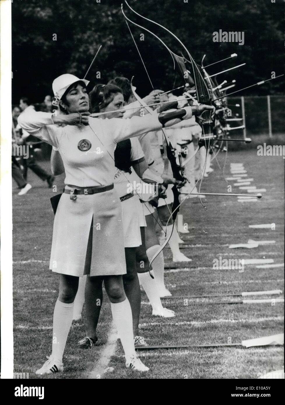 Female archers hi-res stock photography and images - Alamy