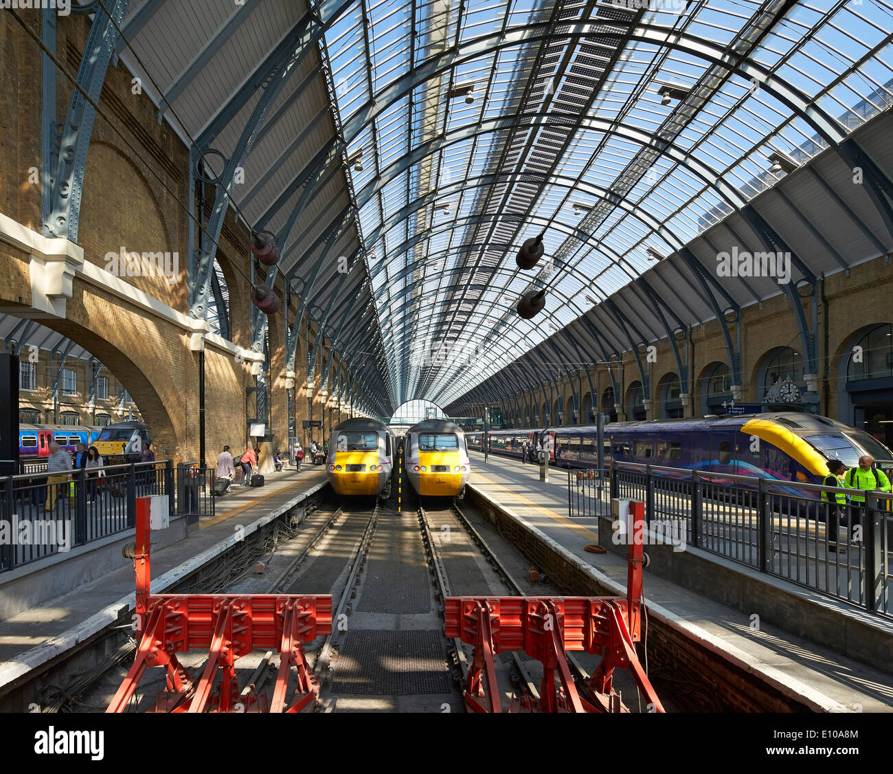 Kings cross platform arch hi-res stock photography and images - Alamy