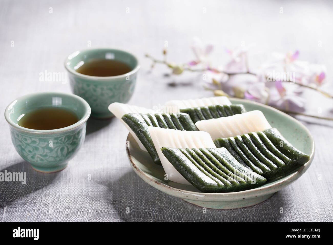 traditional Korean tea and rice cakes Stock Photo - Alamy