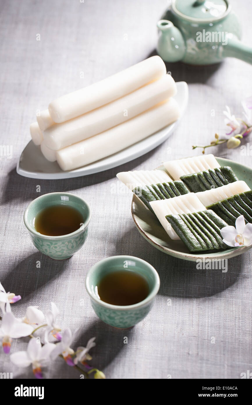 traditional Korean tea and rice cakes Stock Photo - Alamy