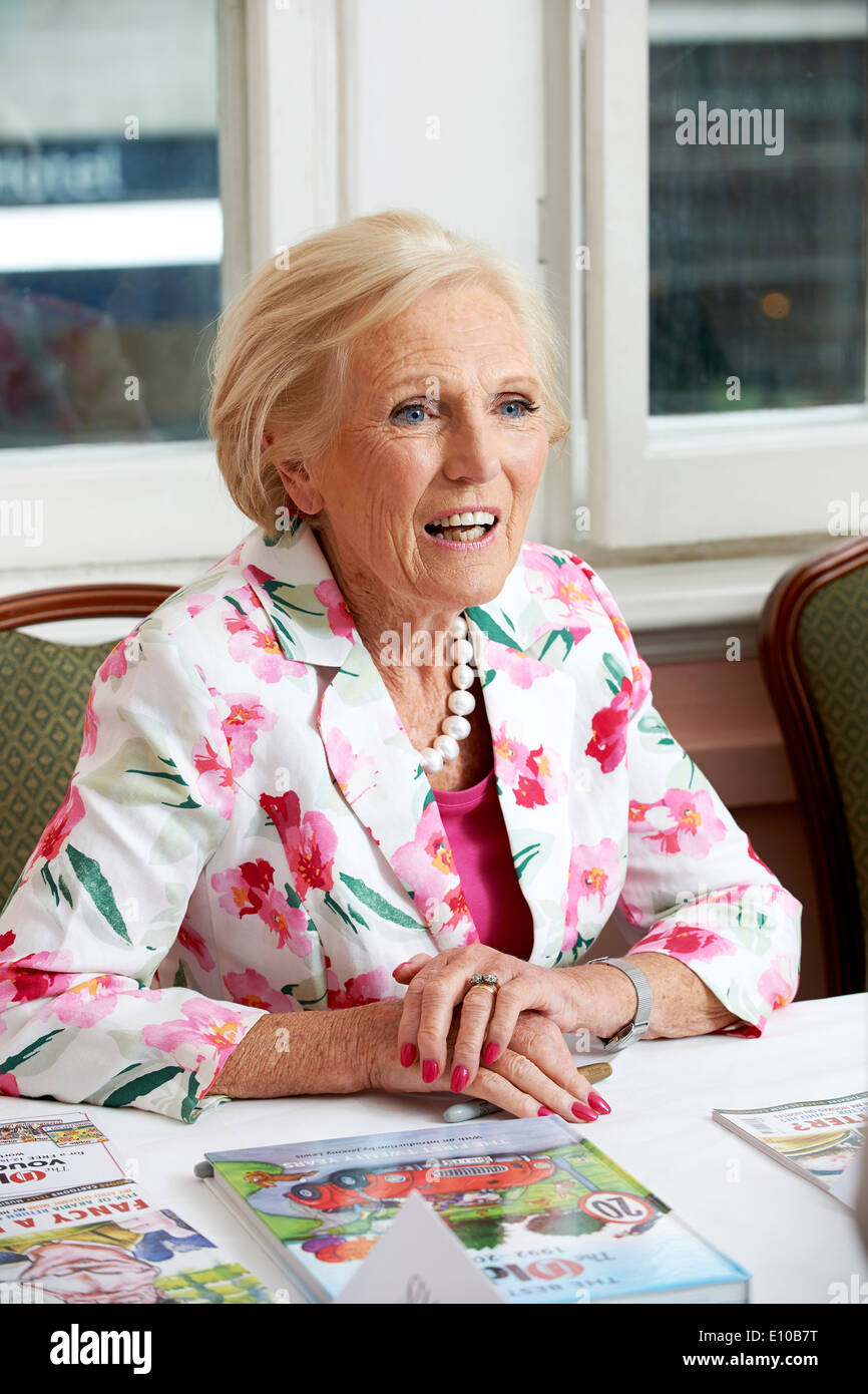 The great british bake off mary berry hi-res stock photography and ...