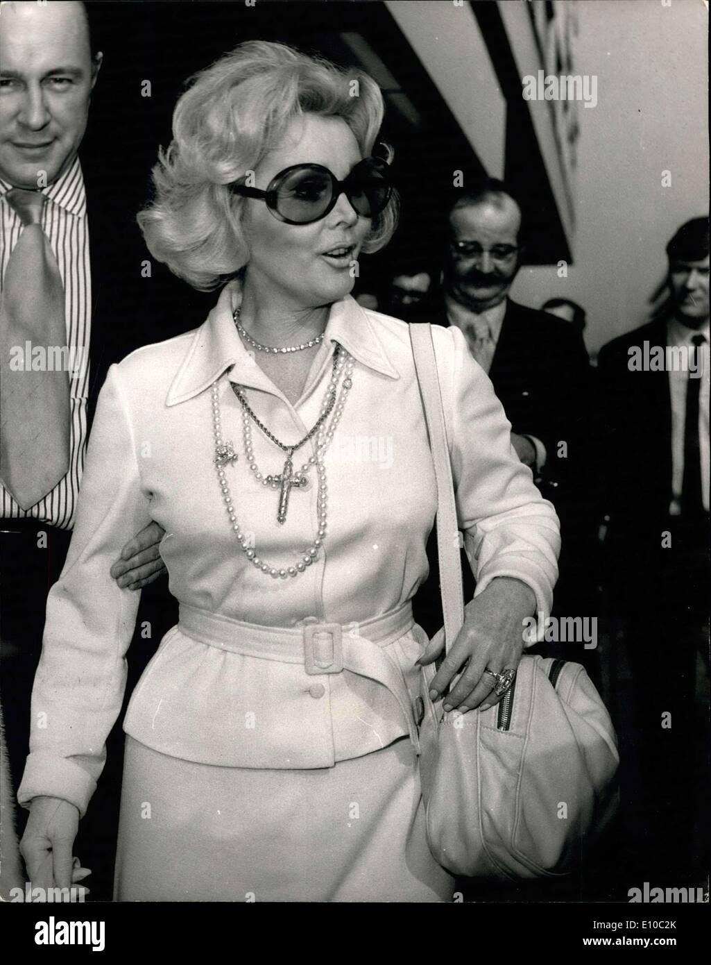 Flying in to london airport today fabulous zsa zsa gabor hi-res stock ...