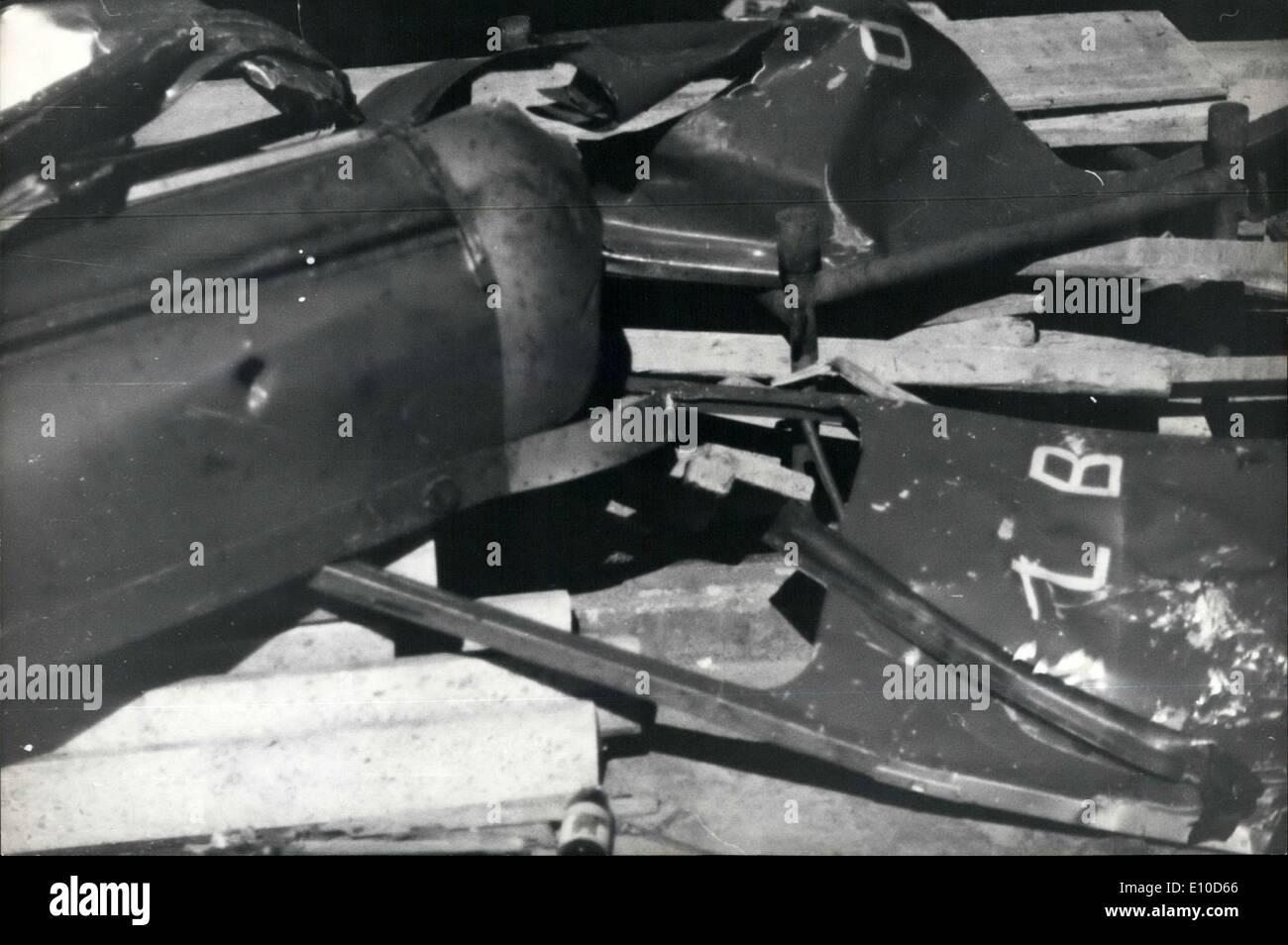 Jul. 07, 1972 - Cablecar Crashed: 13 Victims!: Photo shows pieces of ...