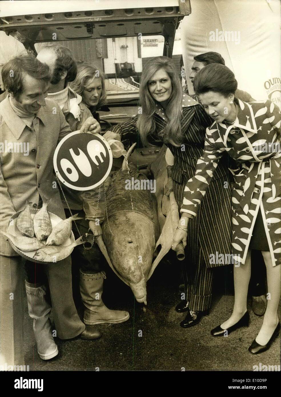Apr. 13, 1972 - Singer Dalida with the Dolphin, ''OUM' Stock Photo - Alamy