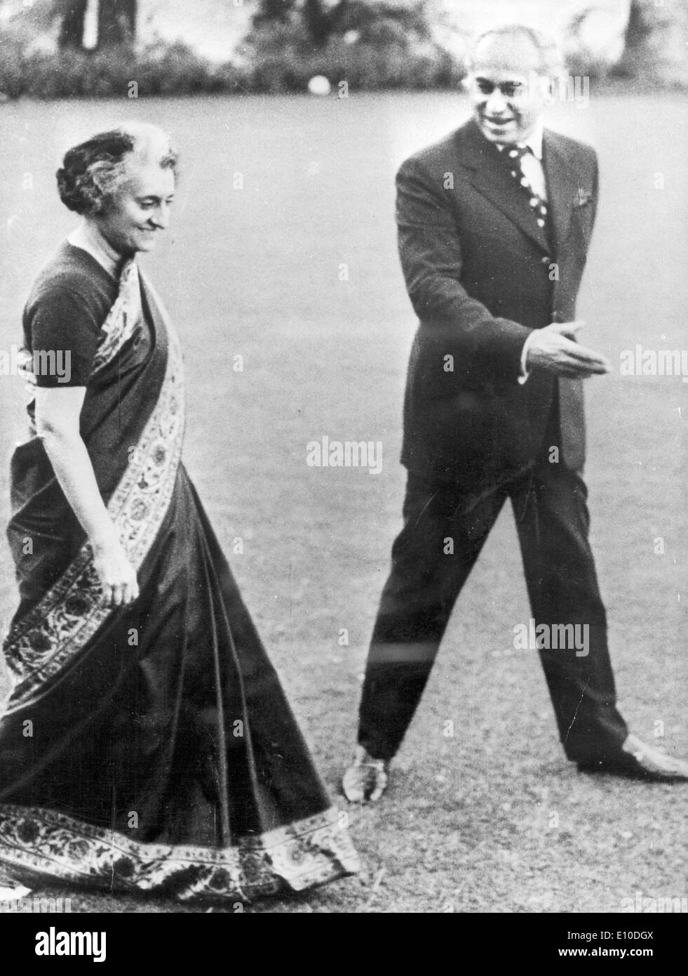 Prime Minister Indira Gandhi with Zulkifar Ali Bhutto Stock Photo - Alamy