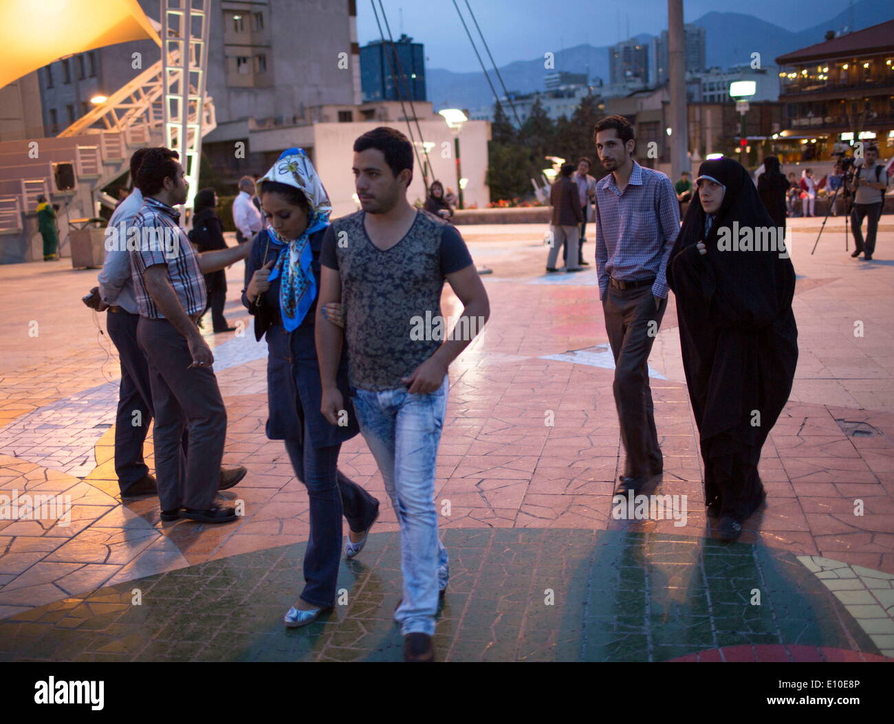 May 20, 2014 - Tehran, Iran - Iranian couples walk in the Water and ...