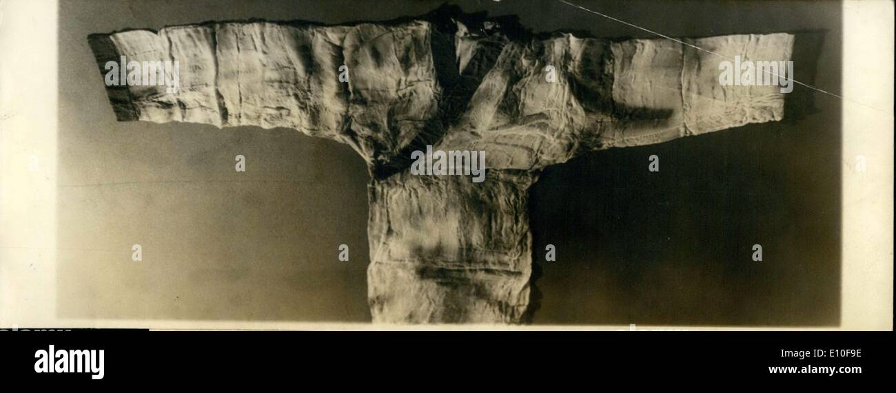 Sep. 14, 1972 - Funeral robe from a tomb in Chian to be preserved Stock ...