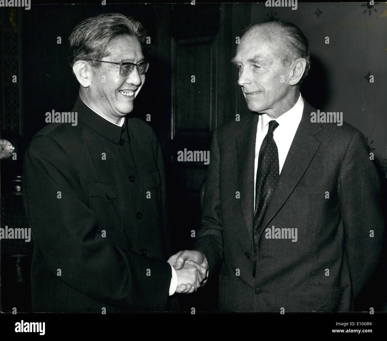 Nov. 11, 1972 - Mr. Chiao sees Sir Alec.: Mr. Chiao Kuan-hua, first ...
