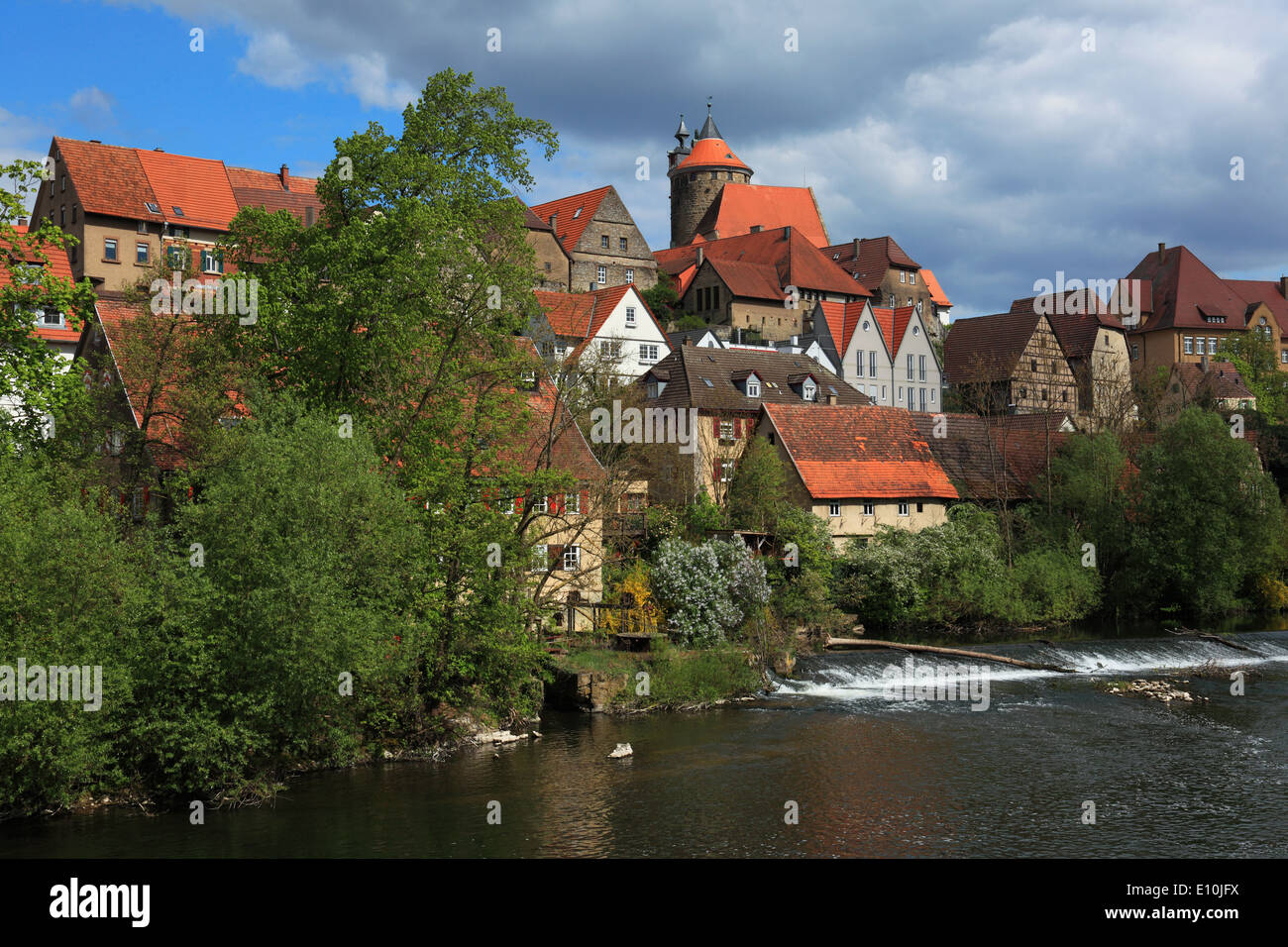 Altstadtansicht und Flusspromenade der Enz, Obere Burg mit Schochenturm ...