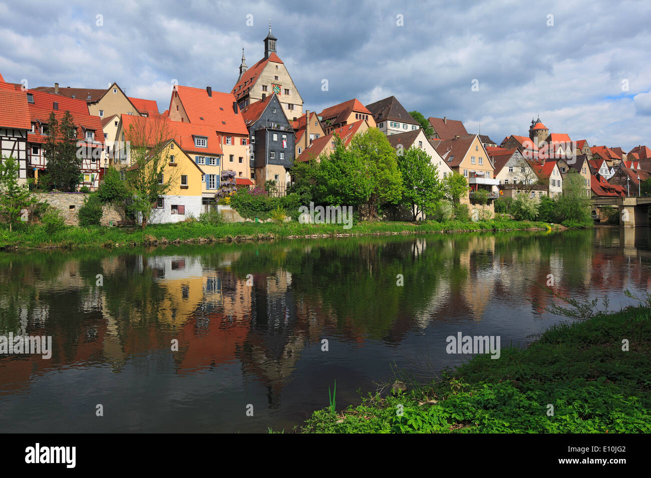 Altstadtansicht und Flusspromenade der Enz, Rathaus und Obere Burg mit ...