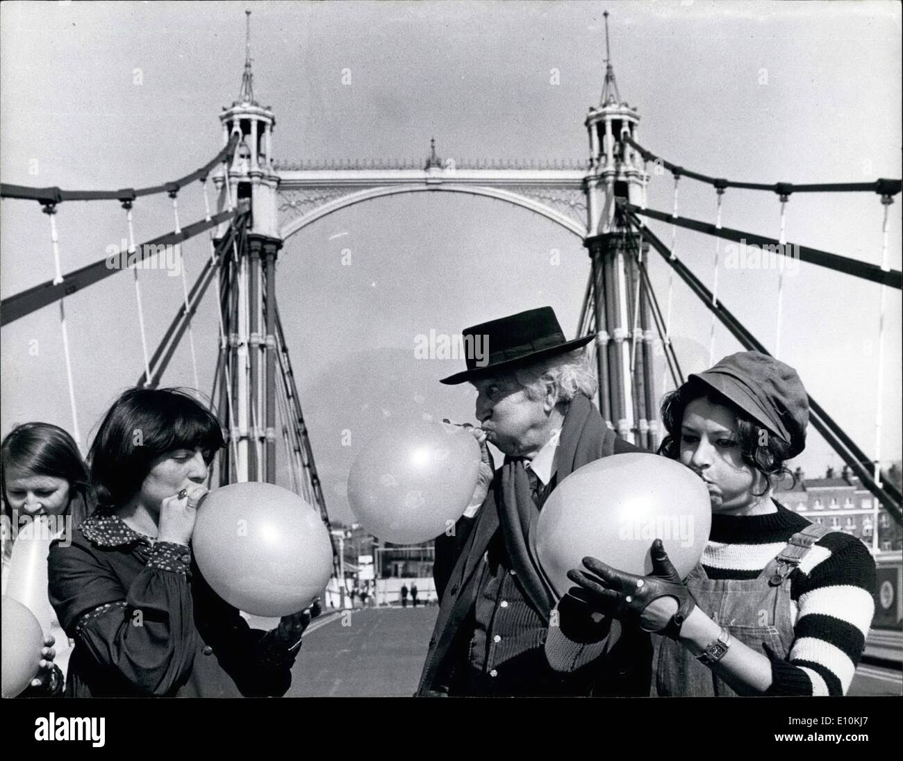 Old chelsea bridge hi-res stock photography and images - Alamy