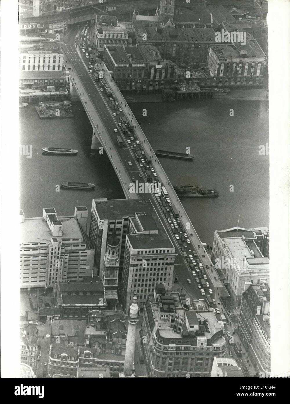 May 05 1973 traffic on london bridge hi-res stock photography and ...