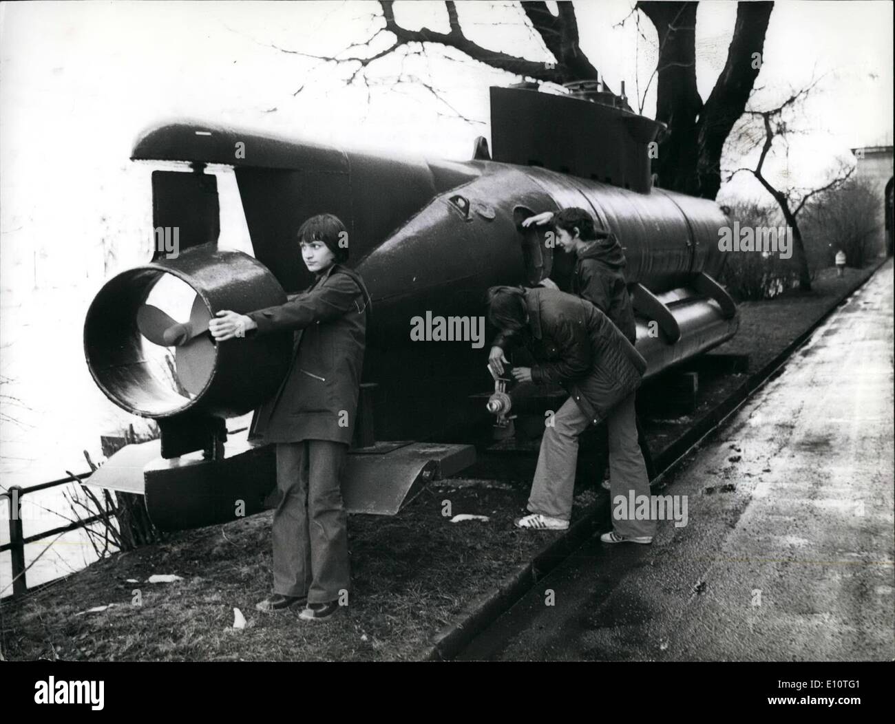 Two man submarine hi-res stock photography and images - Alamy