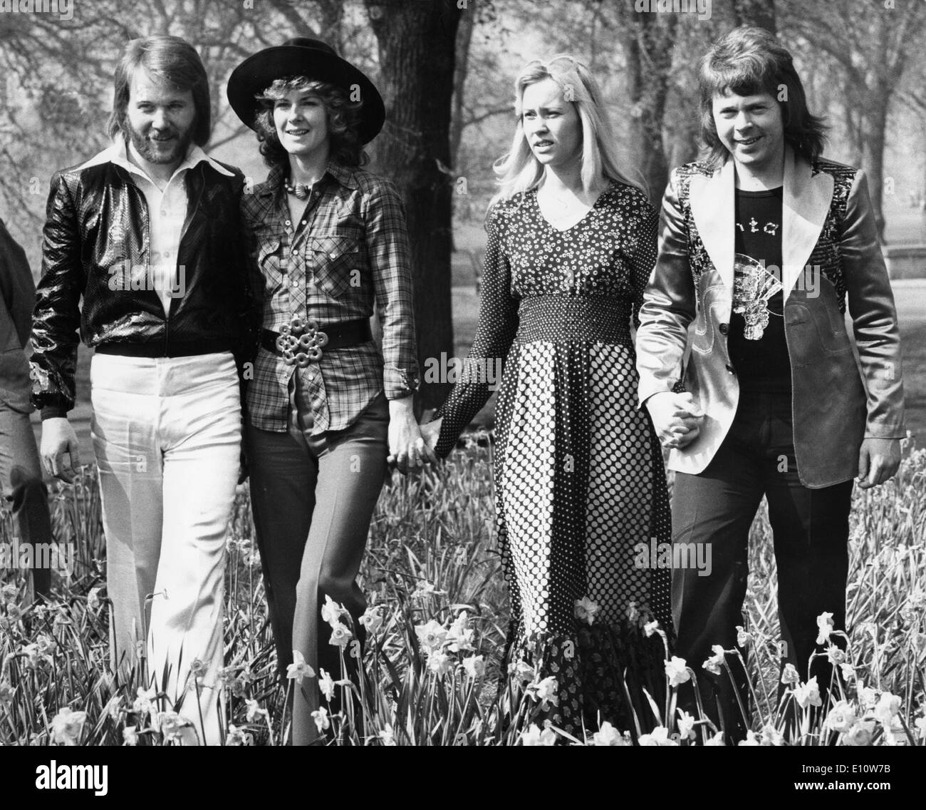 People walk in park on Black and White Stock Photos & Images - Alamy
