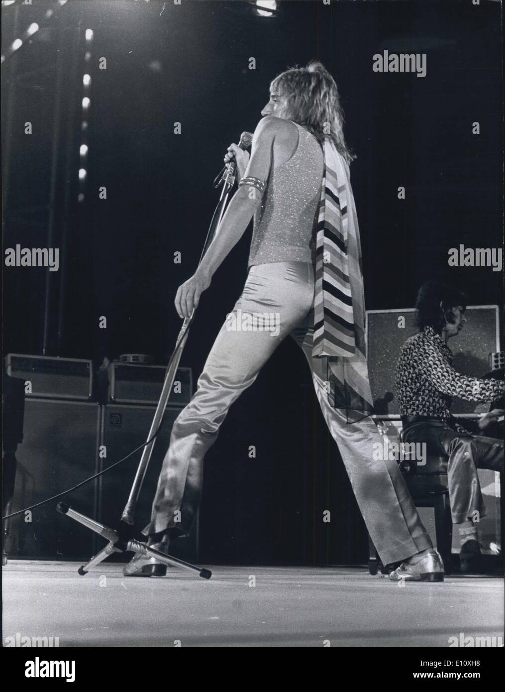 May 23, 1974 - Rod Stewart presents himself to his audience during a ...