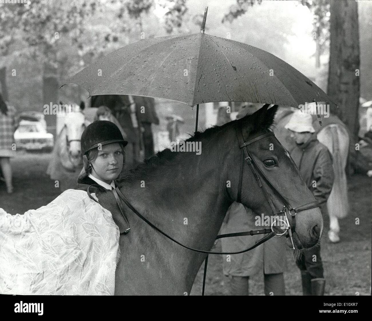 Aug. 08, 1974 - Sharing an Umbrella: Rainy weather in Rotten Row, Hyde ...