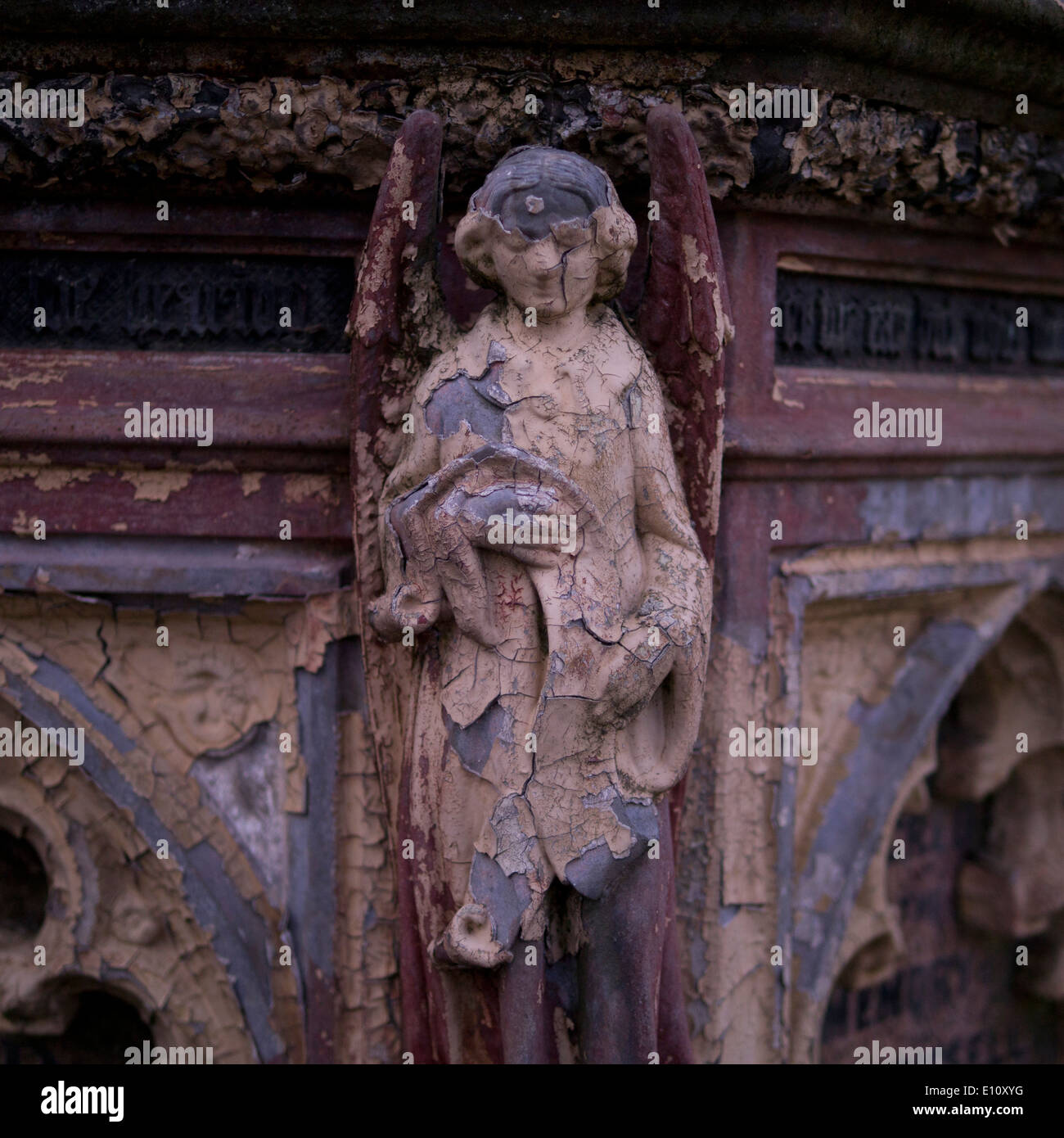 Monuments in victorian cemetery hi-res stock photography and images - Alamy