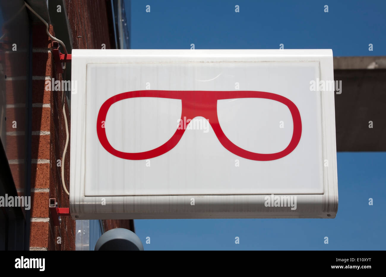 Optometrist sign hi-res stock photography and images - Alamy
