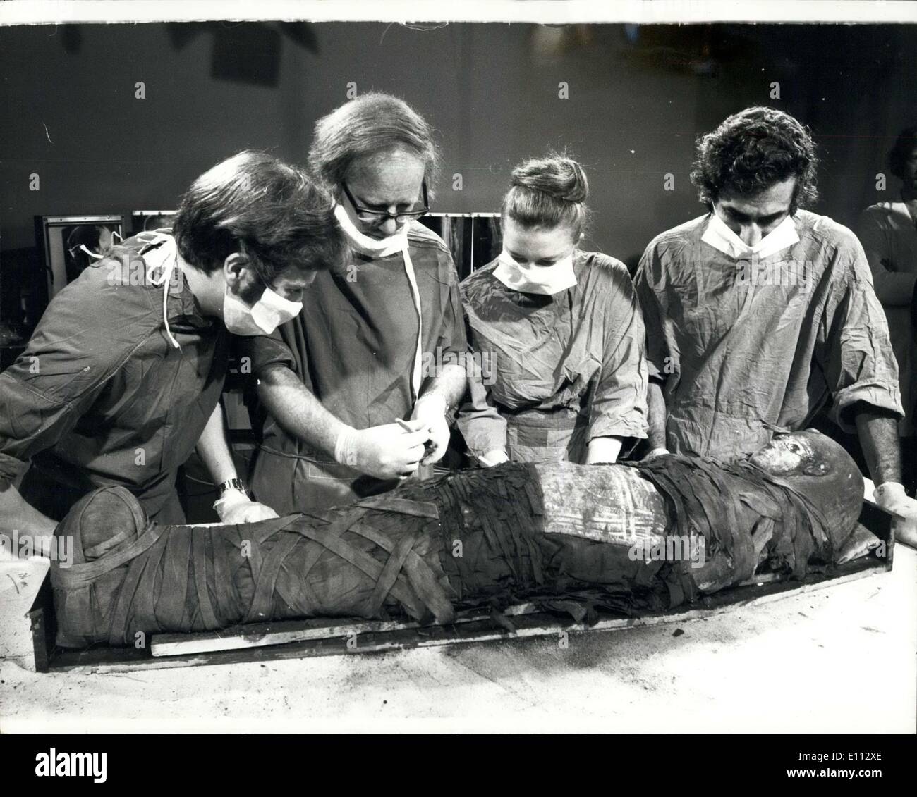 Unwrapping a mummy hi-res stock photography and images - Alamy
