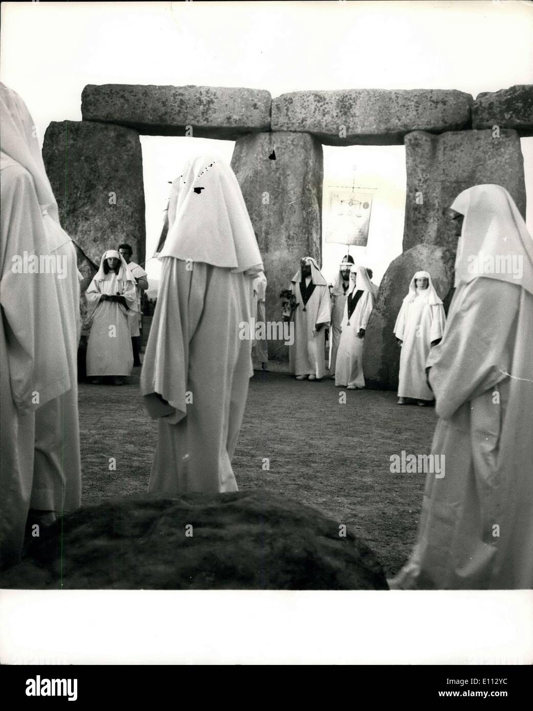 Summer solstice stonehenge druids hi-res stock photography and images ...