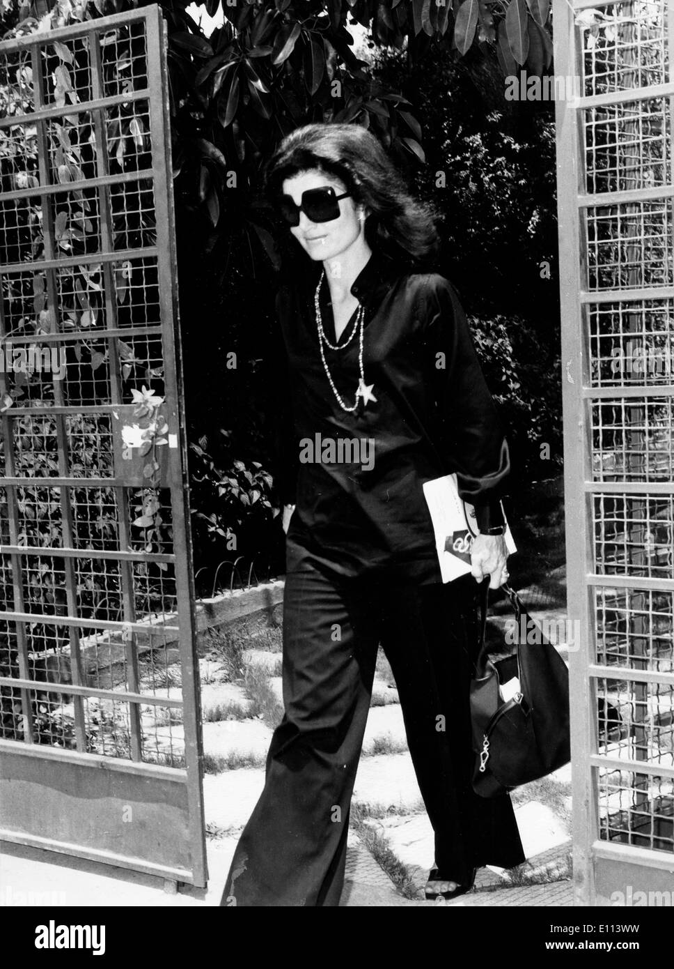 First Lady Jackie Kennedy Onassis leaves restaurant Stock Photo - Alamy