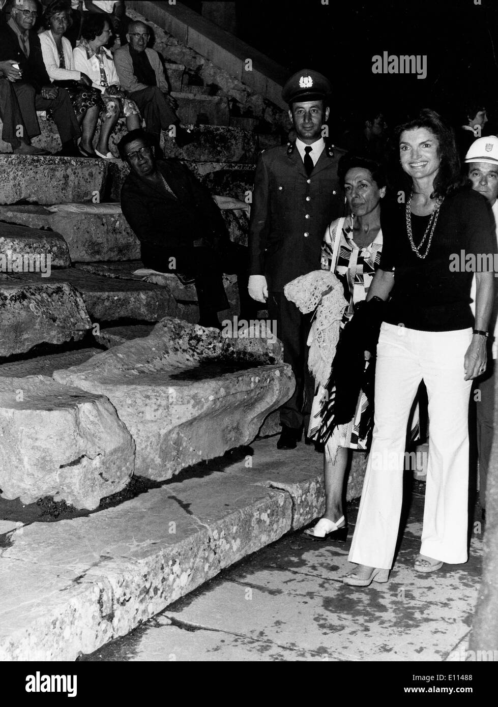 First Lady Jackie Kennedy Onassis at a restaurant Stock Photo - Alamy