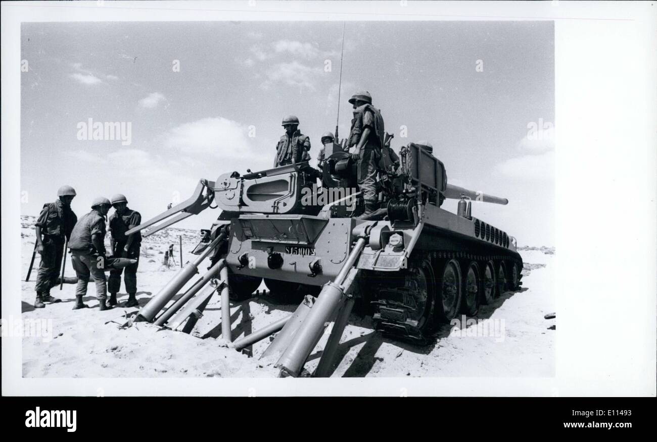 Aug. 08, 1975 - Sanai-Giddi-Milthe Line American 175mm gun Stock Photo ...