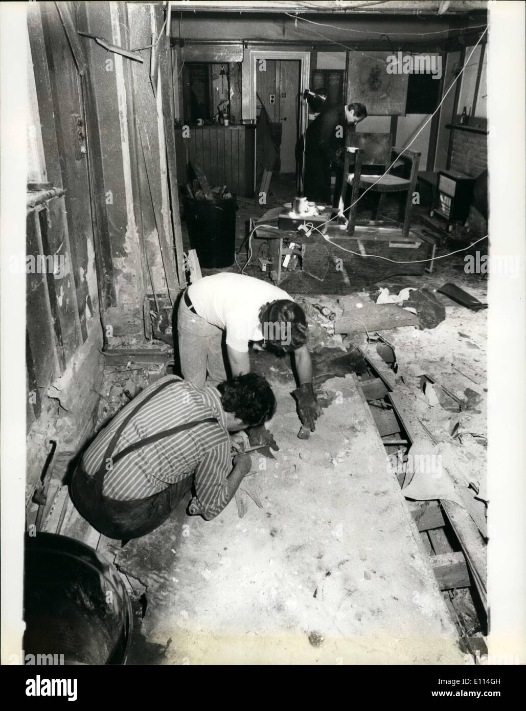 Parcel bomb hi-res stock photography and images - Alamy