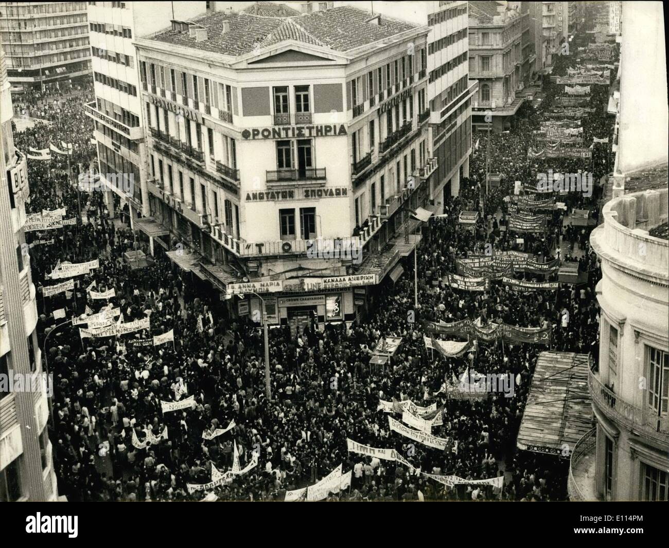 Nov. 11, 1975 - Marching of the crowds through the streets of Athens ...