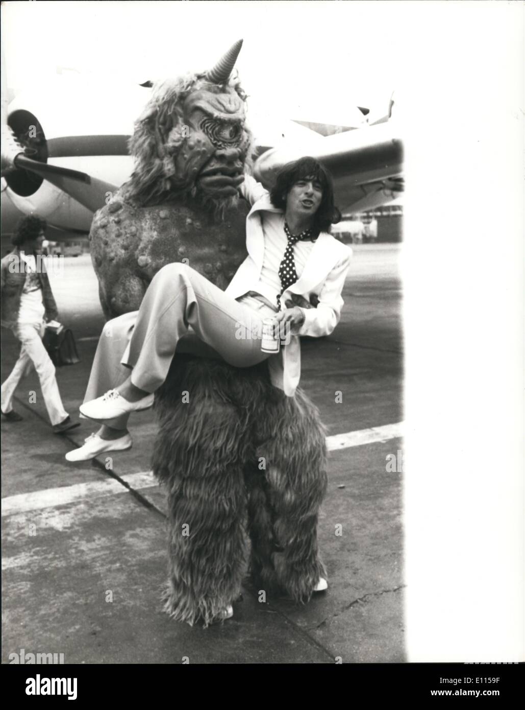 Sep. 09, 1975 - Alice Cooper Arrives At Heathrow With His Pet 'Cyclops ...
