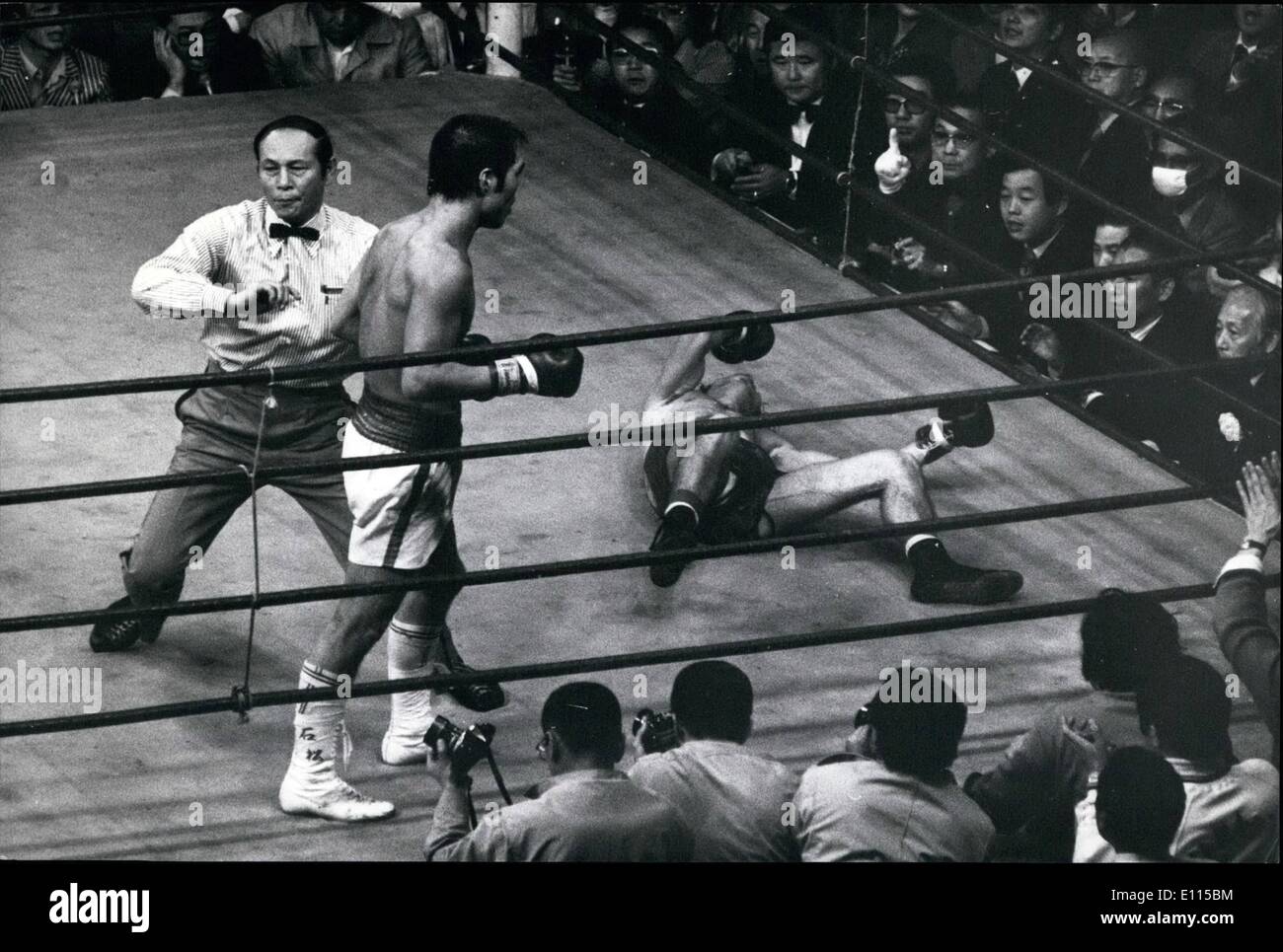 Dec. 12, 1975 - Title Fight In Tokyo. Guts Ishimatsu Ko's Challenger. Guts Ishimatsu (left ...