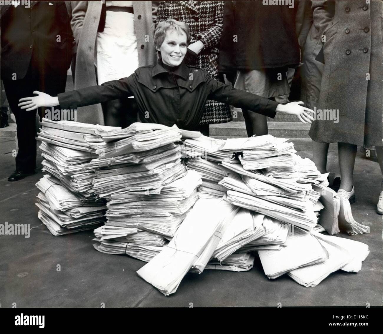 Mia farrow and children hi-res stock photography and images - Alamy