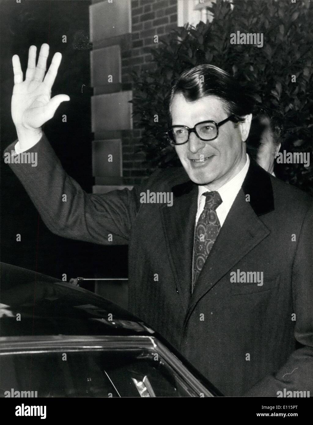 Jan. 01, 1976 - American Ambassador Elliot Richardson leaves for home ...