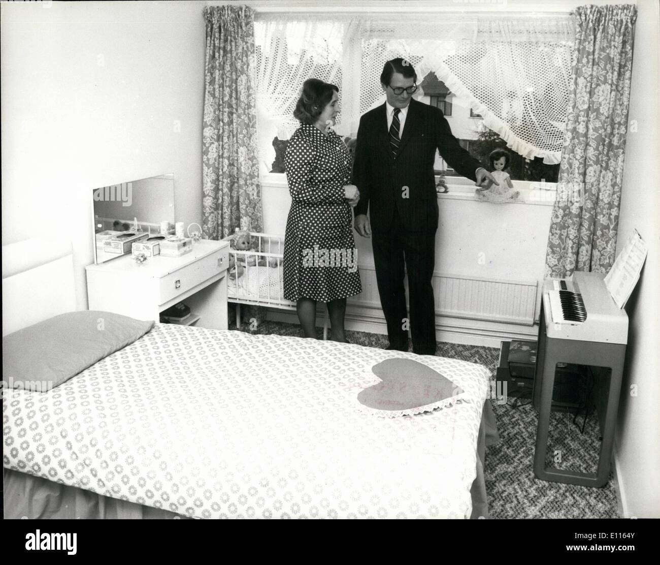 Jan. 01, 1976 - U.S. Ambassador Mr. Elliot Richardson Visits G.L.C ...