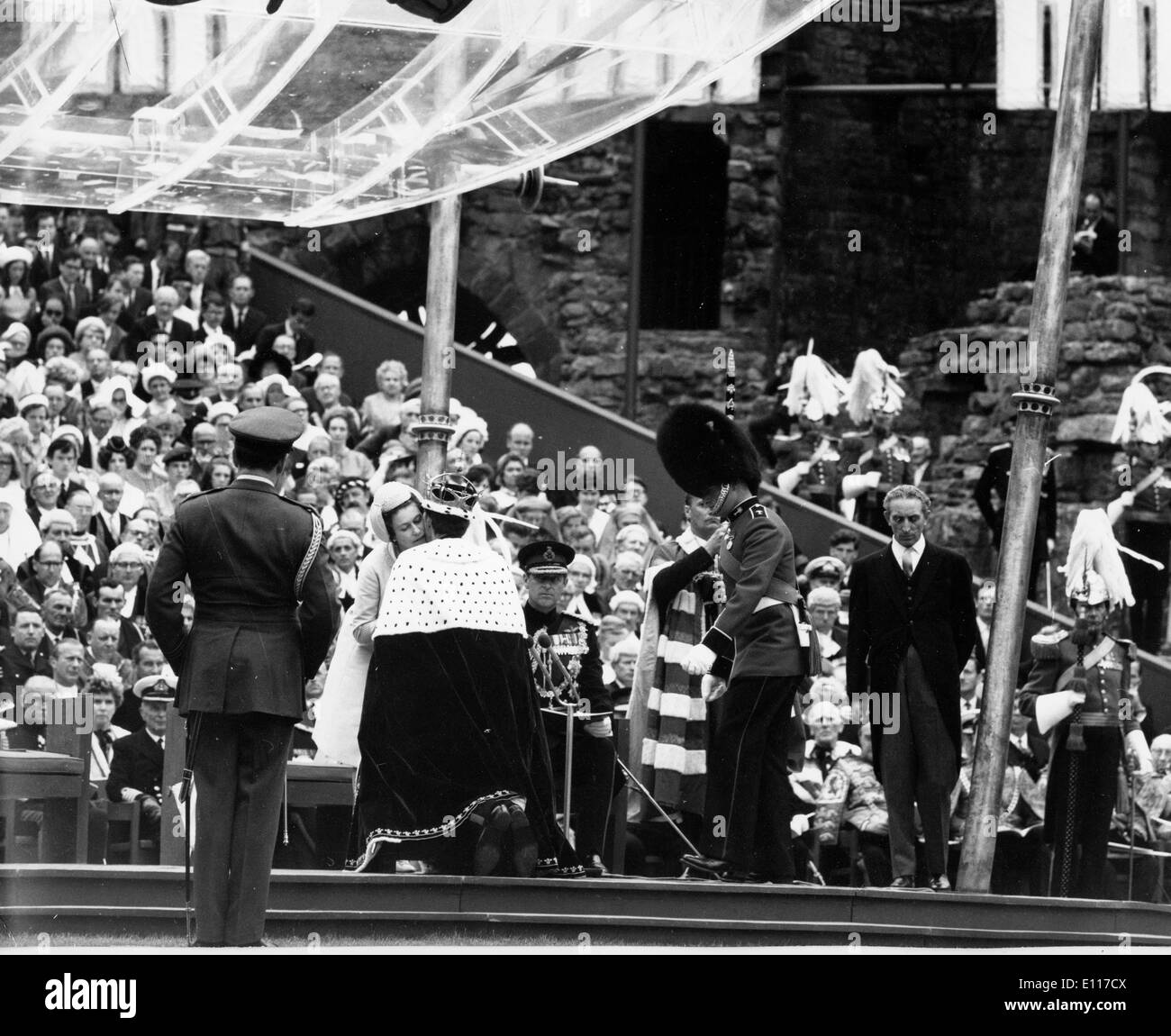 Queen Elizabeth II kisses son Prince Charles Stock Photo - Alamy