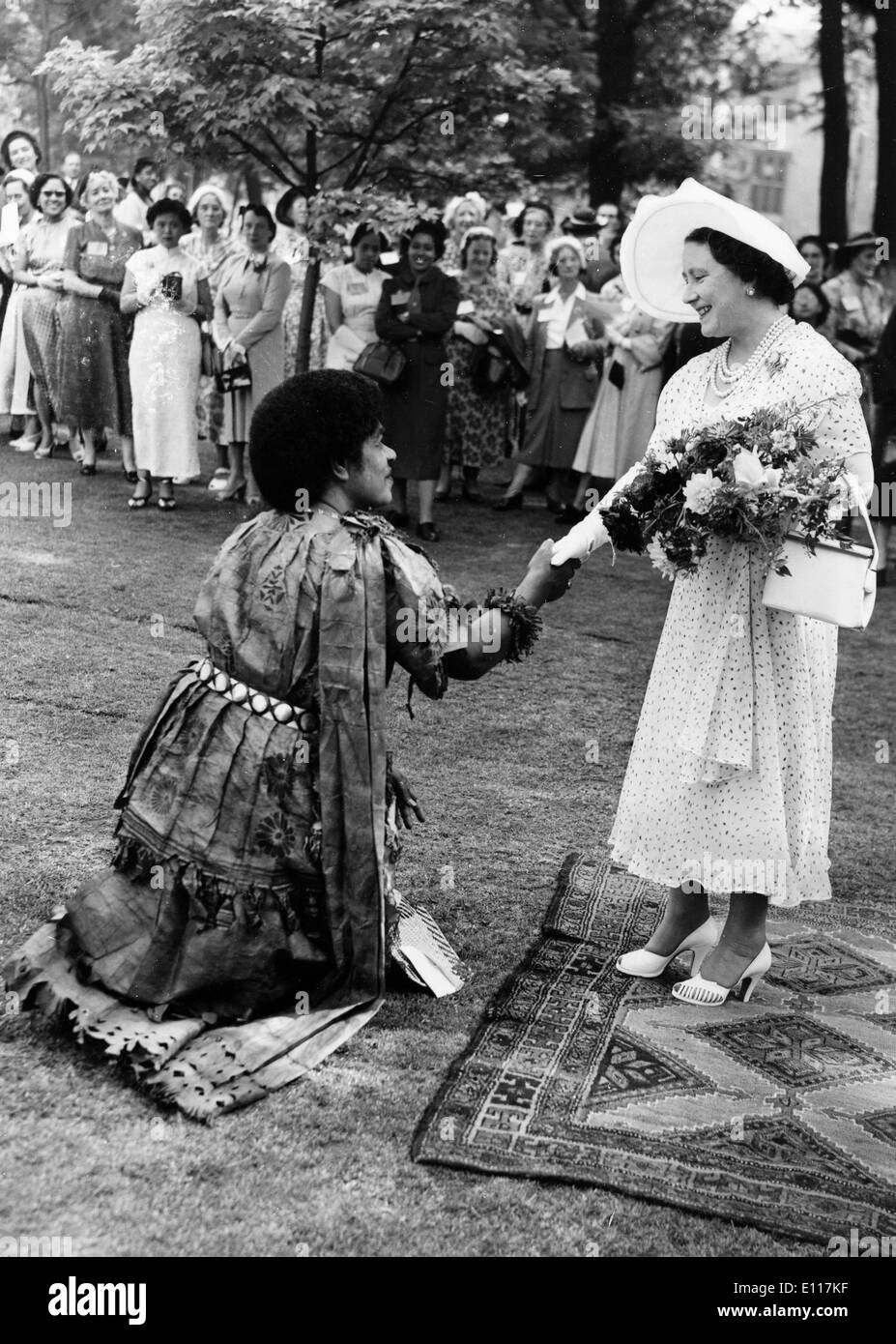 The Queen Mother Elizabeth Bowes-Lyon greets citizen Stock Photo - Alamy