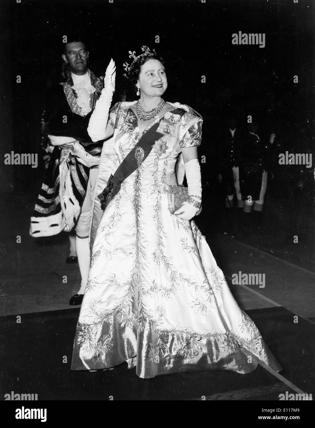 Queen elizabeth ball gown hi-res stock photography and images - Alamy