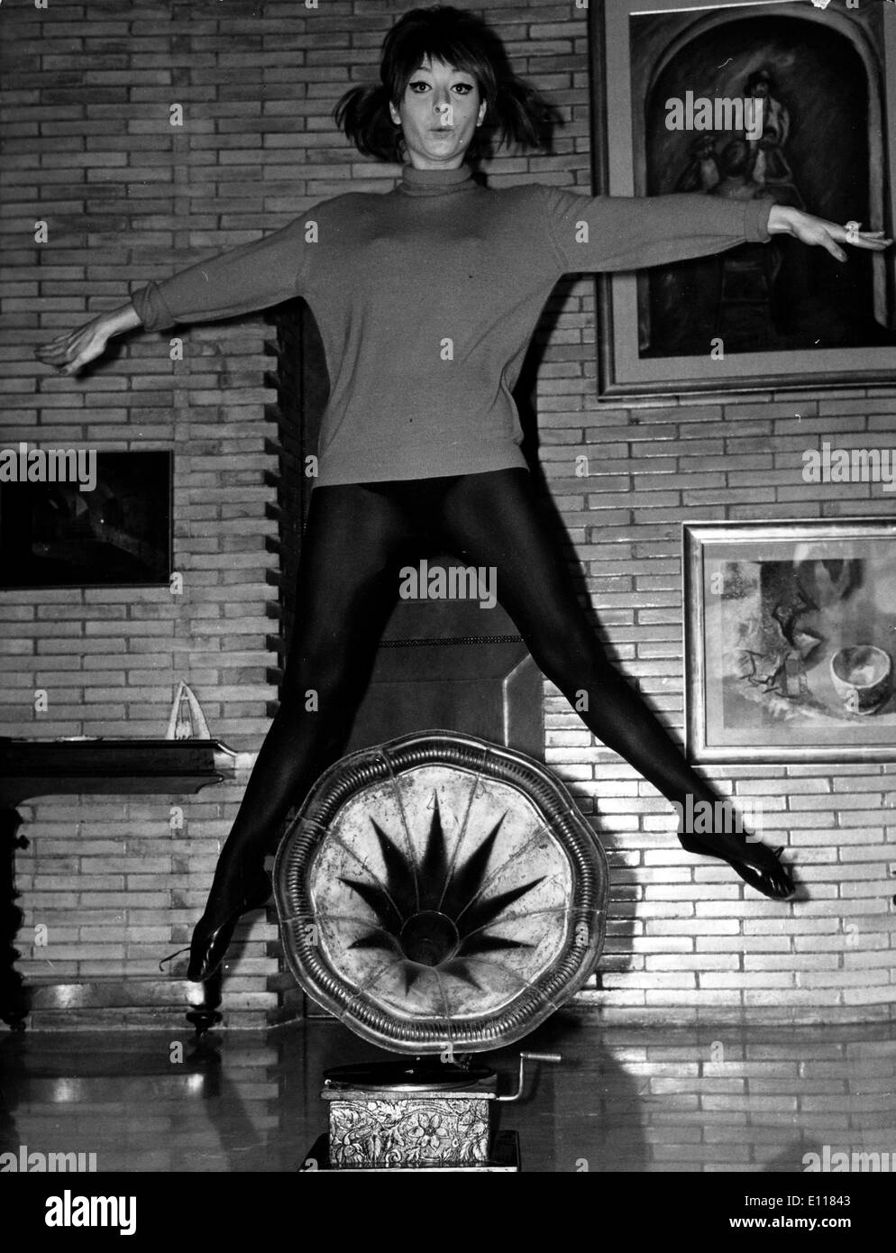 Portrait of actress Alida Chelli Stock Photo - Alamy