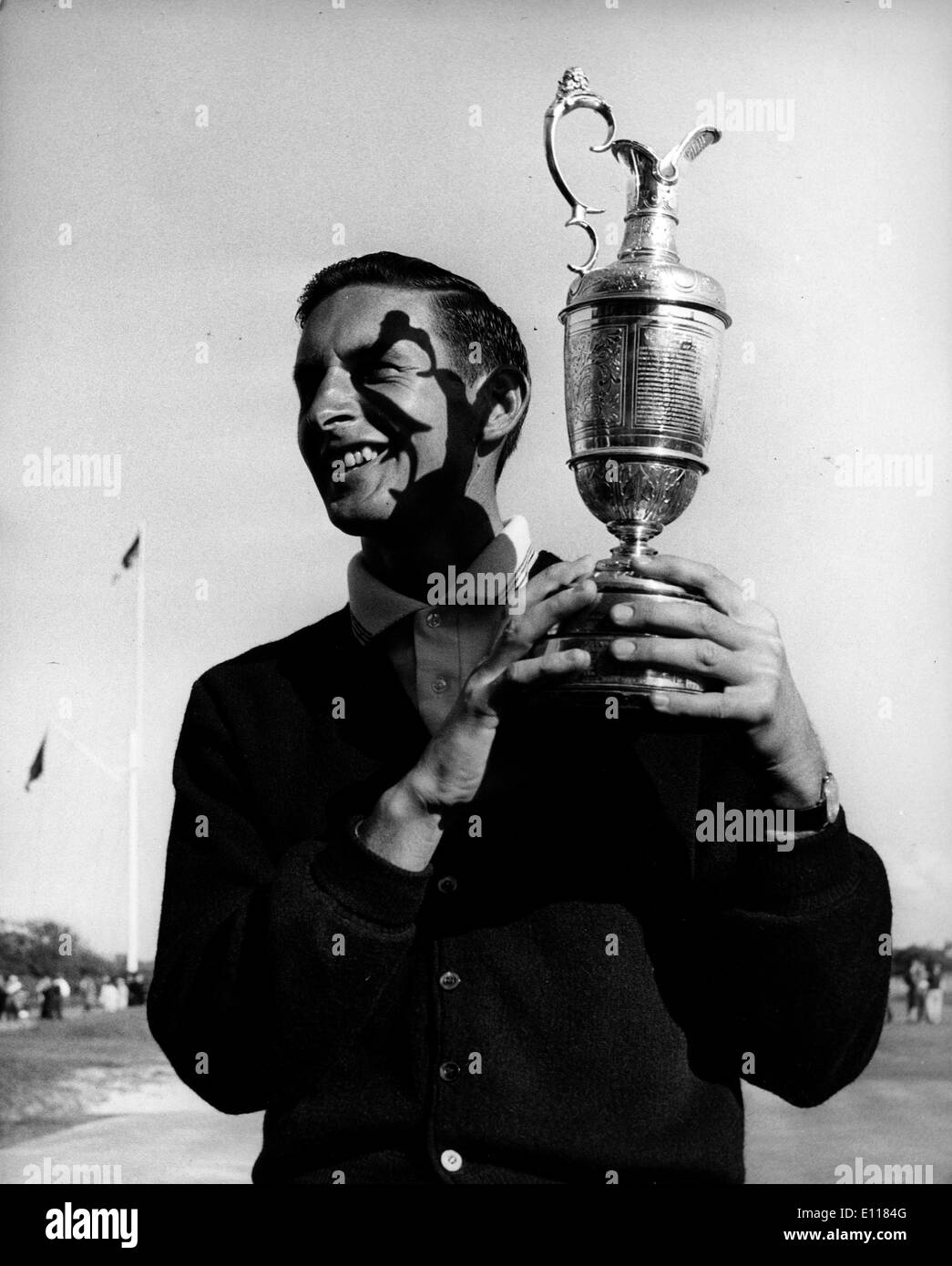 Golfer Bob Charles wins trophy at match Stock Photo - Alamy