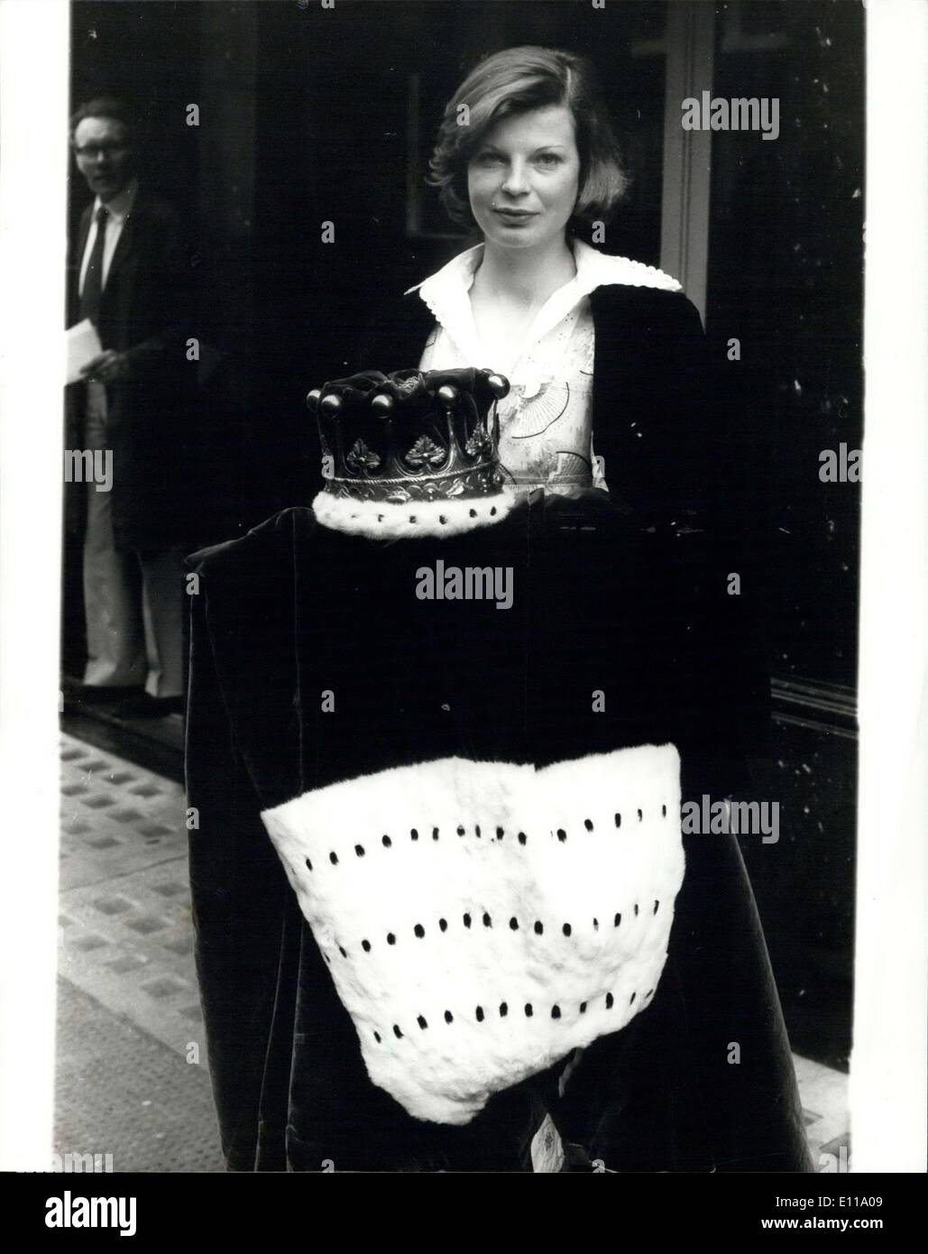 Coronation robe hi-res stock photography and images - Alamy