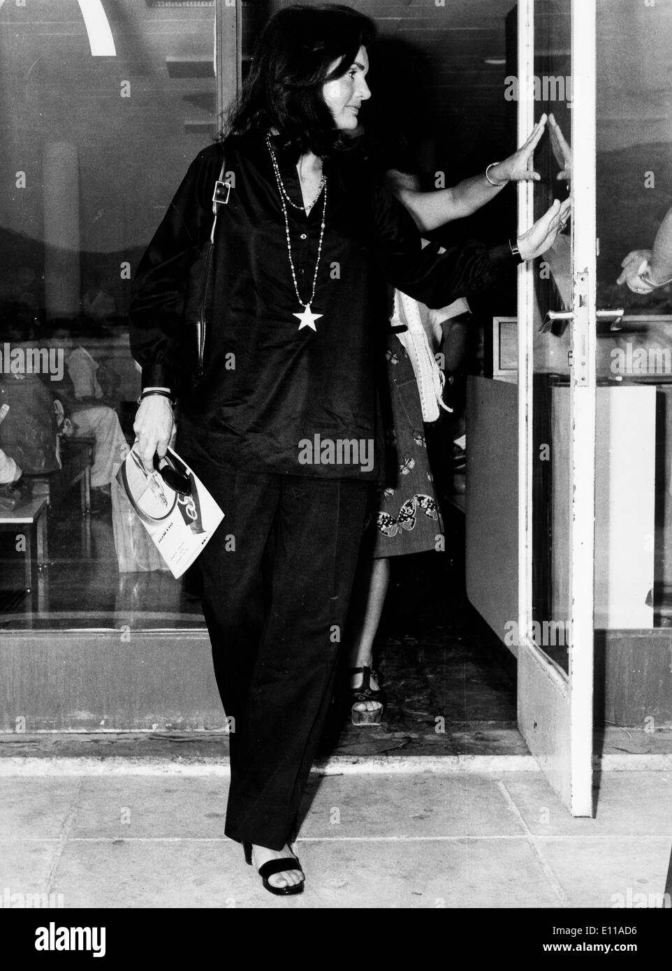 First Lady Jackie Kennedy Onassis leaves building Stock Photo - Alamy