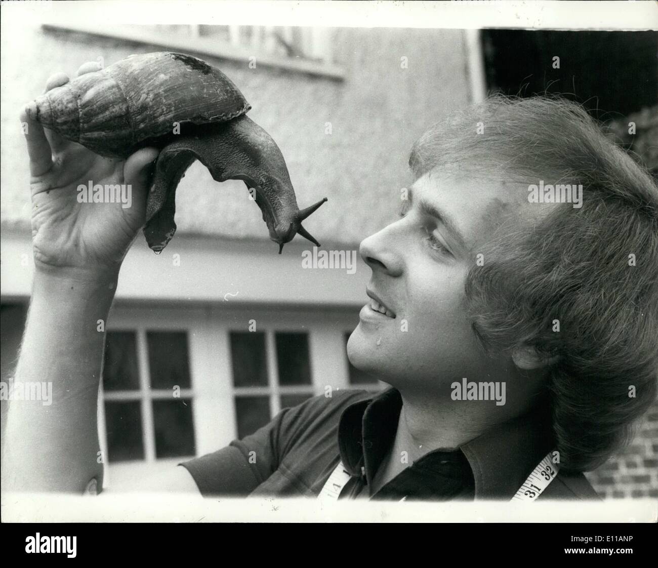 Oct. 10, 1976 - Chris Hudson, snail expert with the largest snail in ...