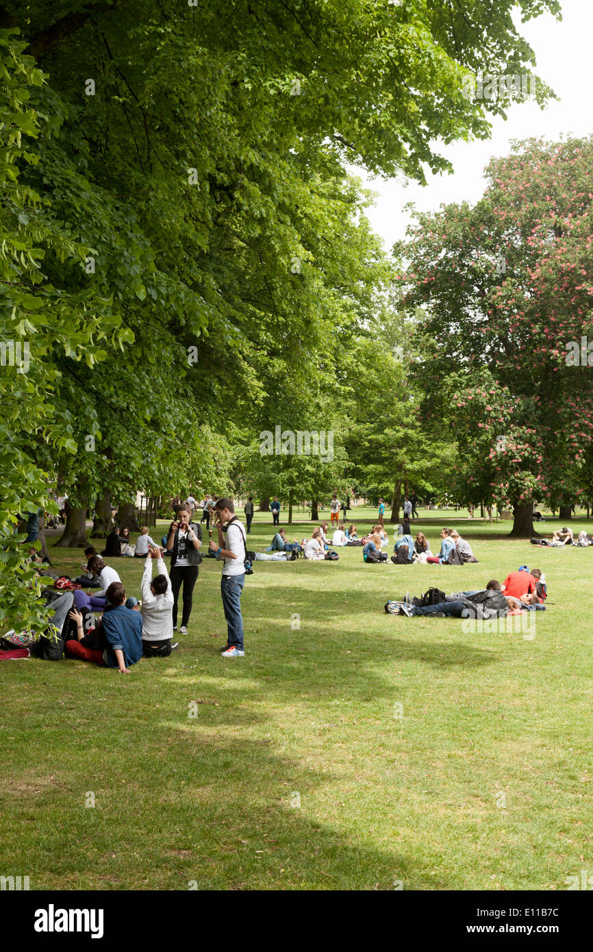 Young people uk park hi-res stock photography and images - Alamy