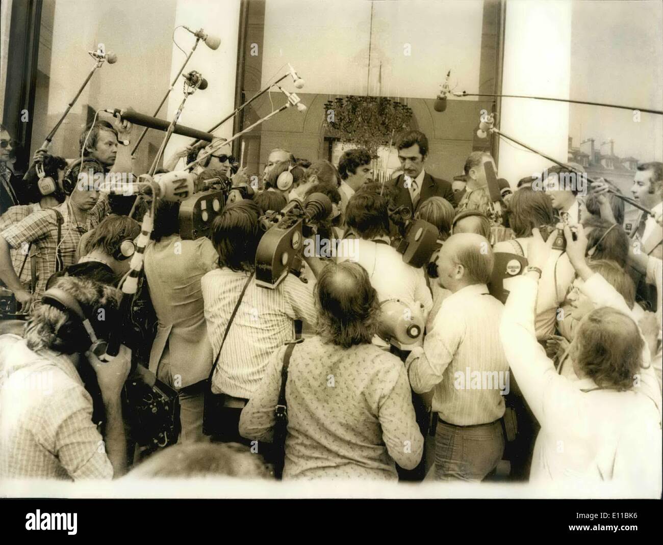 Reporters swarm hi-res stock photography and images - Alamy